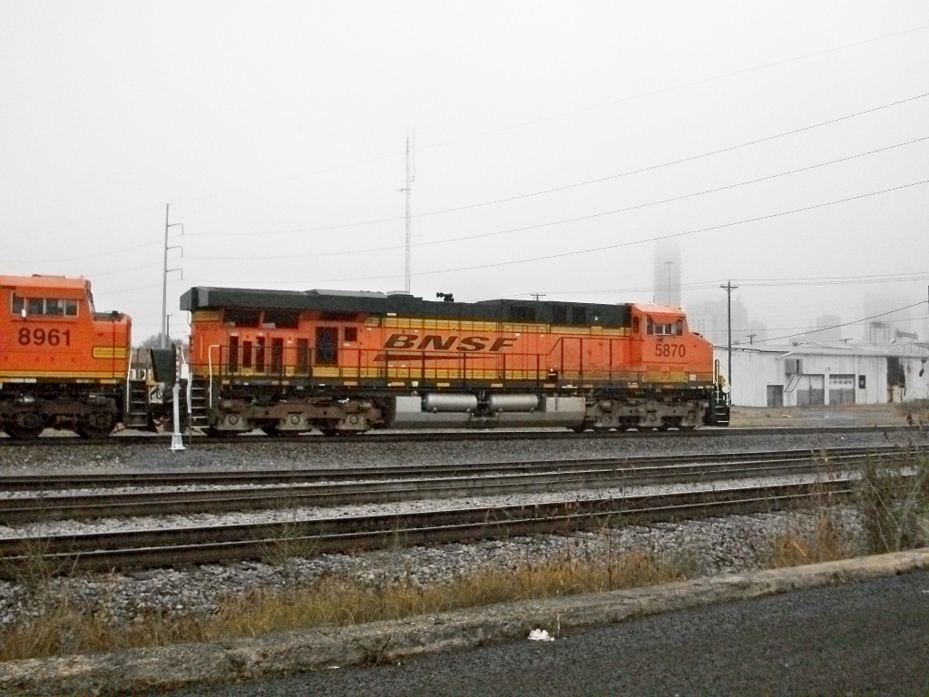 BNSF 5870